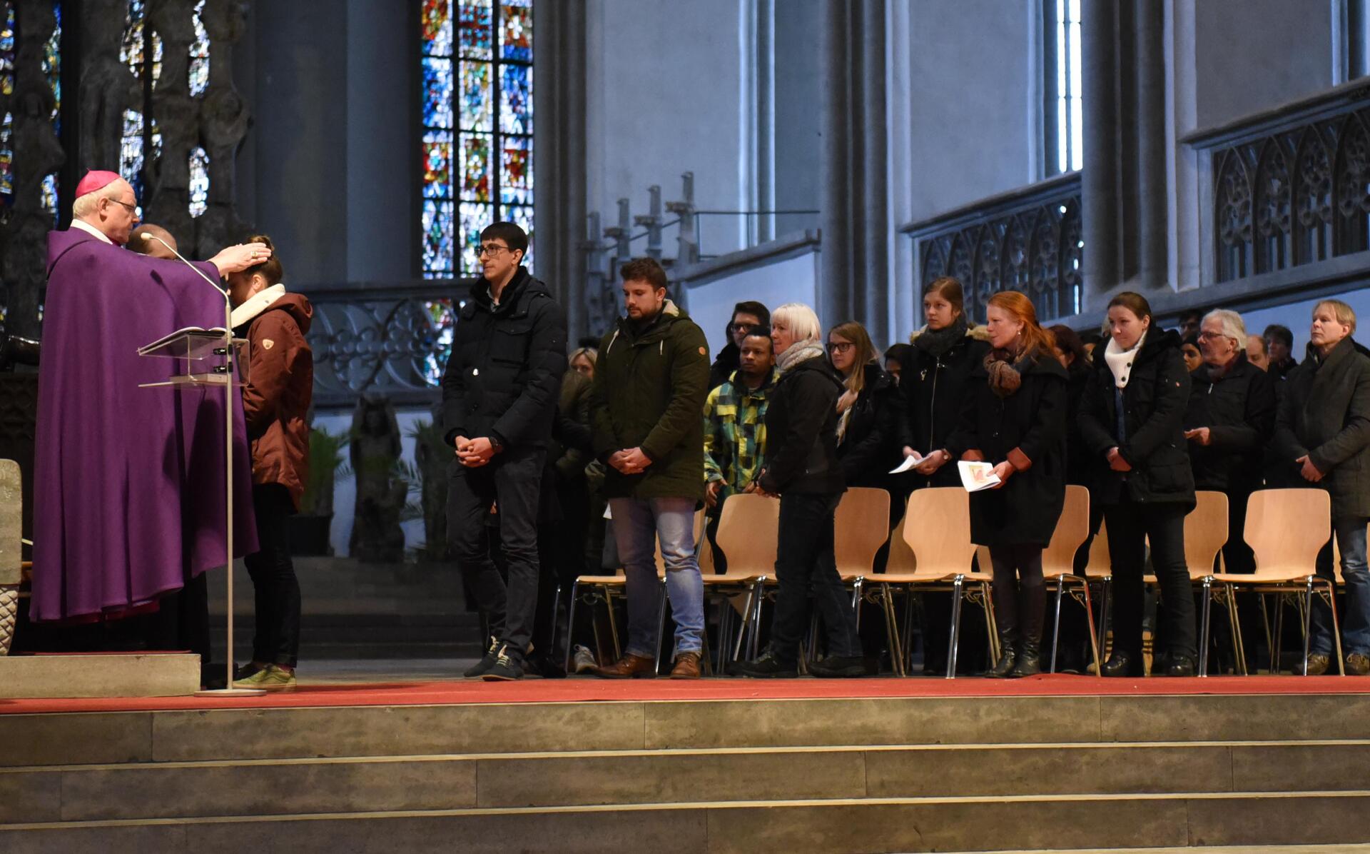 Bischof Dr. Konrad Zdarsa lässt 30 Tauf- und Firmbewerber zu den ...